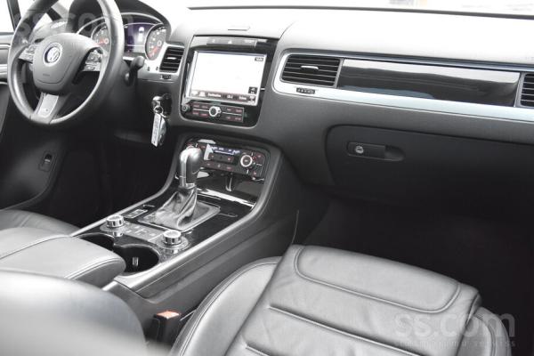 Balts Volkswagen Touareg 2014 Rīga, ar dzinēja tilpumu 3.00 L un nobraukumu 242 tūkst. km par 15750 €, foto 9 vietnē AUTOMOTO.COM.LV