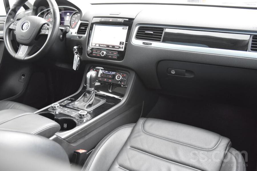 Balts Volkswagen Touareg 2014 Rīga, ar dzinēja tilpumu 3.00 L un nobraukumu 242 tūkst. km par 15750 €, foto 9 vietnē AUTOMOTO.COM.LV