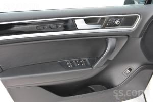 Balts Volkswagen Touareg 2014 Rīga, ar dzinēja tilpumu 3.00 L un nobraukumu 242 tūkst. km par 15750 €, foto 12 vietnē AUTOMOTO.COM.LV