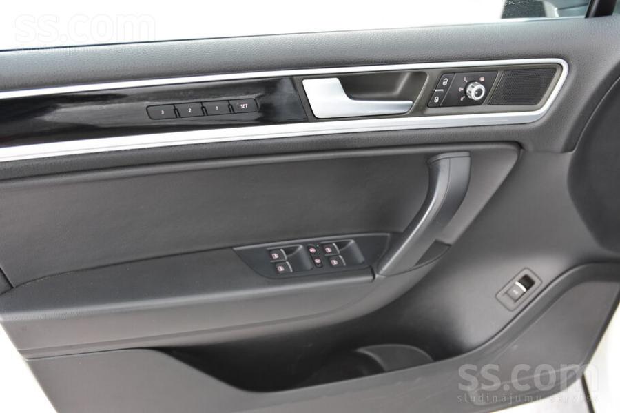 Balts Volkswagen Touareg 2014 Rīga, ar dzinēja tilpumu 3.00 L un nobraukumu 242 tūkst. km par 15750 €, foto 12 vietnē AUTOMOTO.COM.LV