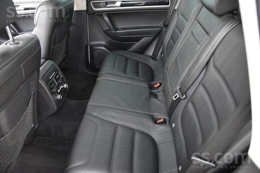 Balts Volkswagen Touareg 2014 Rīga, ar dzinēja tilpumu 3.00 L un nobraukumu 242 tūkst. km par 15750 €, foto 14 vietnē AUTOMOTO.COM.LV