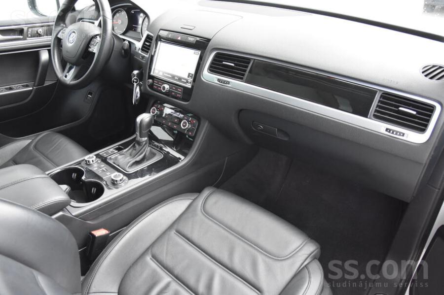 Balts Volkswagen Touareg 2014 Rīga, ar dzinēja tilpumu 3.00 L un nobraukumu 242 tūkst. km par 15750 €, foto 15 vietnē AUTOMOTO.COM.LV