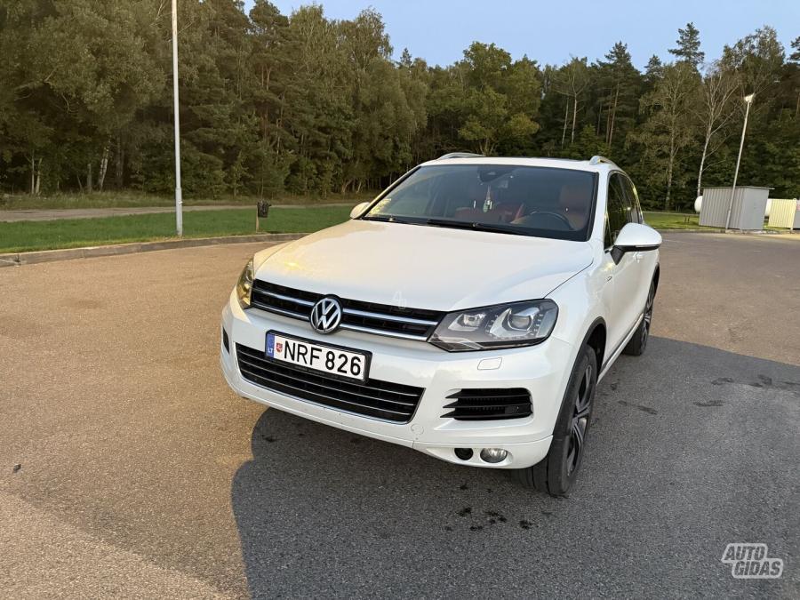 White Volkswagen Touareg 2014 in Silute, with an engine capacity of 3.00 L and mileage of 307 thousand km for 15500 €, photo 1 on AUTOMOTO.COM.LV