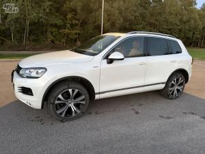 White Volkswagen Touareg 2014 in Silute, with an engine capacity of 3.00 L and mileage of 307 thousand km for 15500 €, photo 3 on AUTOMOTO.COM.LV