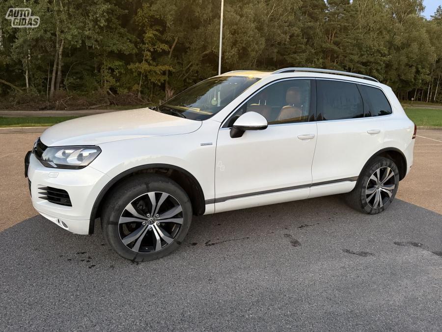 White Volkswagen Touareg 2014 in Silute, with an engine capacity of 3.00 L and mileage of 307 thousand km for 15500 €, photo 3 on AUTOMOTO.COM.LV
