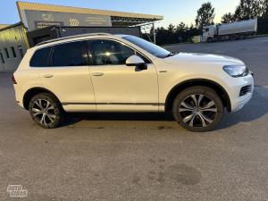White Volkswagen Touareg 2014 in Silute, with an engine capacity of 3.00 L and mileage of 307 thousand km for 15500 €, photo 4 on AUTOMOTO.COM.LV