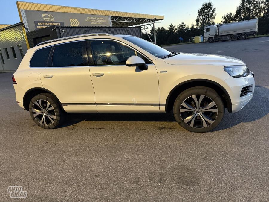 White Volkswagen Touareg 2014 in Silute, with an engine capacity of 3.00 L and mileage of 307 thousand km for 15500 €, photo 4 on AUTOMOTO.COM.LV