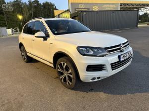 White Volkswagen Touareg 2014 in Silute, with an engine capacity of 3.00 L and mileage of 307 thousand km for 15500 €, photo 5 on AUTOMOTO.COM.LV