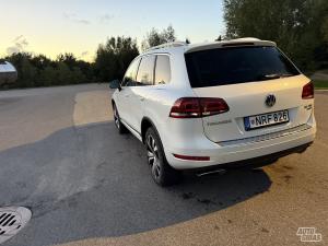White Volkswagen Touareg 2014 in Silute, with an engine capacity of 3.00 L and mileage of 307 thousand km for 15500 €, photo 6 on AUTOMOTO.COM.LV