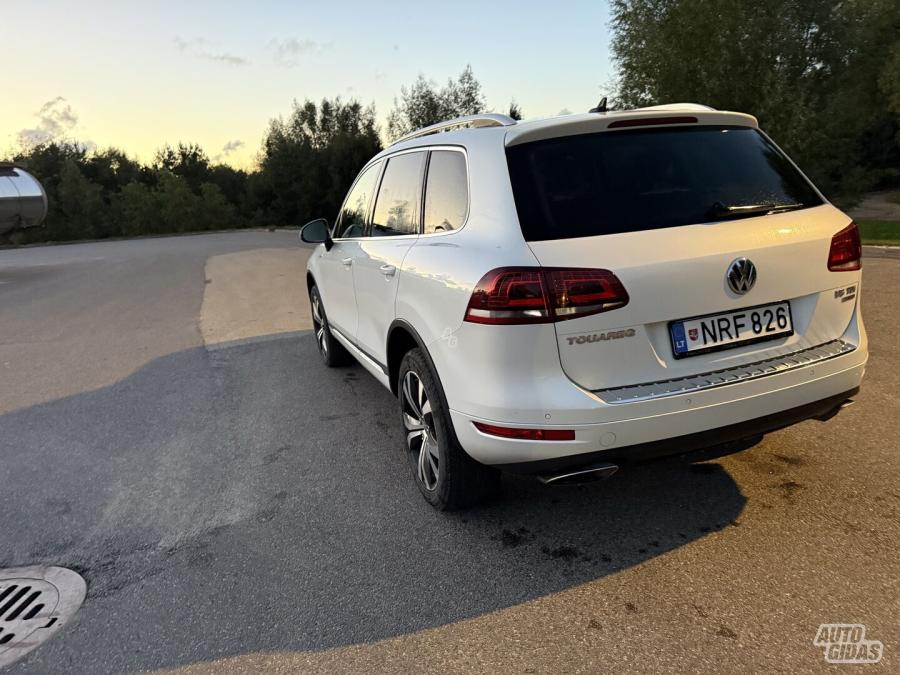 White Volkswagen Touareg 2014 in Silute, with an engine capacity of 3.00 L and mileage of 307 thousand km for 15500 €, photo 6 on AUTOMOTO.COM.LV