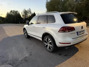 White Volkswagen Touareg 2014 in Silute, with an engine capacity of 3.00 L and mileage of 307 thousand km for 15500 €, photo 7 on AUTOMOTO.COM.LV