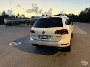 White Volkswagen Touareg 2014 in Silute, with an engine capacity of 3.00 L and mileage of 307 thousand km for 15500 €, photo 8 on AUTOMOTO.COM.LV