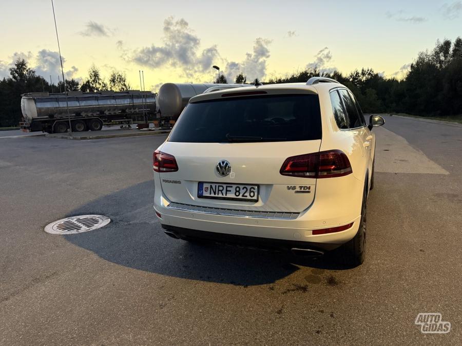 White Volkswagen Touareg 2014 in Silute, with an engine capacity of 3.00 L and mileage of 307 thousand km for 15500 €, photo 8 on AUTOMOTO.COM.LV