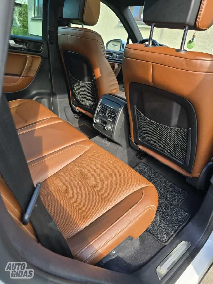 White Volkswagen Touareg 2014 in Silute, with an engine capacity of 3.00 L and mileage of 307 thousand km for 15500 €, photo 9 on AUTOMOTO.COM.LV