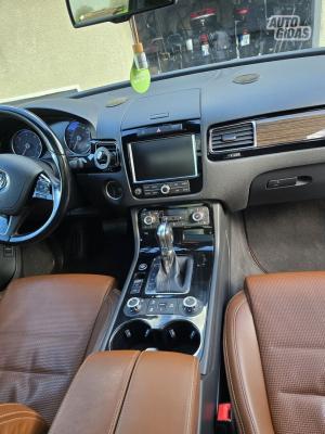 White Volkswagen Touareg 2014 in Silute, with an engine capacity of 3.00 L and mileage of 307 thousand km for 15500 €, photo 11 on AUTOMOTO.COM.LV