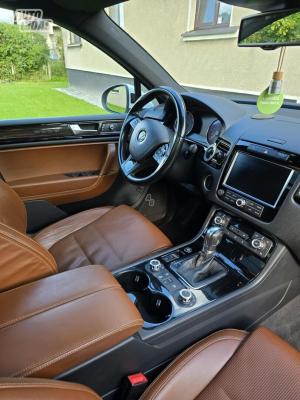 White Volkswagen Touareg 2014 in Silute, with an engine capacity of 3.00 L and mileage of 307 thousand km for 15500 €, photo 12 on AUTOMOTO.COM.LV