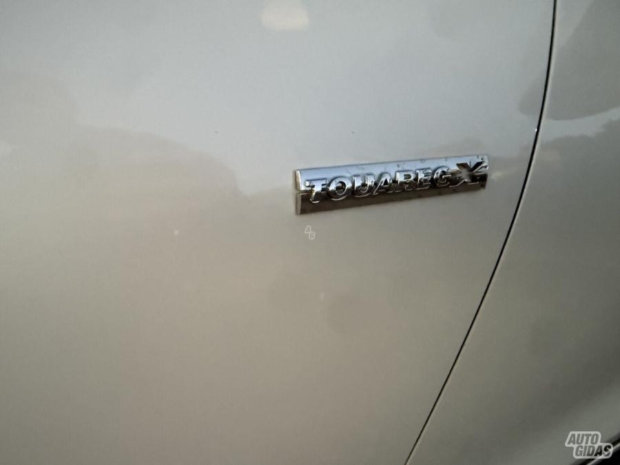 White Volkswagen Touareg 2014 in Silute, with an engine capacity of 3.00 L and mileage of 307 thousand km for 15500 €, photo 14 on AUTOMOTO.COM.LV