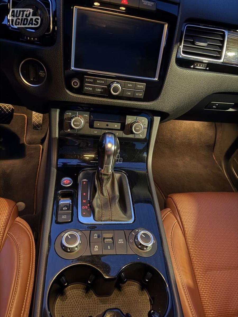White Volkswagen Touareg 2014 in Silute, with an engine capacity of 3.00 L and mileage of 307 thousand km for 15500 €, photo 18 on AUTOMOTO.COM.LV