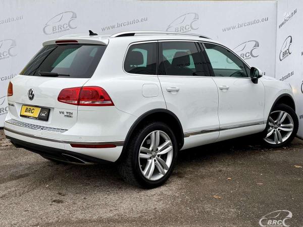 White Volkswagen Touareg 2015 in Klaipeda, with an engine capacity of 2.97 L and mileage of 242 thousand km for 13500 €, photo 3 on AUTOMOTO.COM.LV