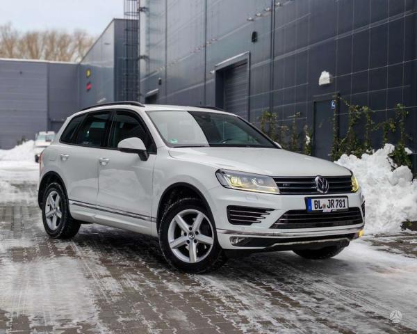 White Volkswagen Touareg 2015 in Klaipeda, with an engine capacity of 2.97 L and mileage of 292 thousand km for 13500 €, photo 2 on AUTOMOTO.COM.LV