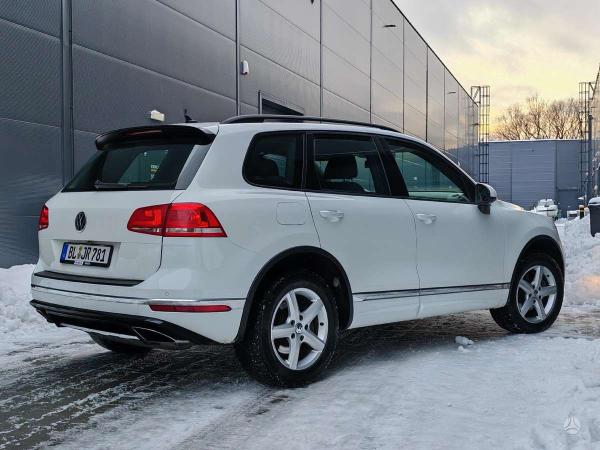 White Volkswagen Touareg 2015 in Klaipeda, with an engine capacity of 2.97 L and mileage of 292 thousand km for 13500 €, photo 3 on AUTOMOTO.COM.LV