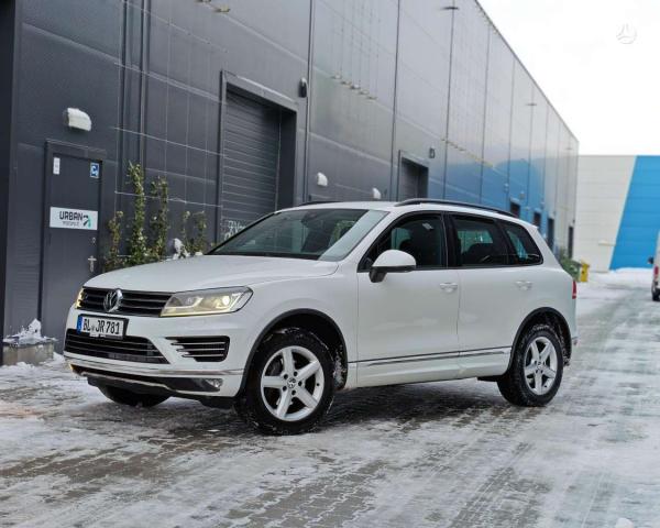 White Volkswagen Touareg 2015 in Klaipeda, with an engine capacity of 2.97 L and mileage of 292 thousand km for 13500 €, photo 7 on AUTOMOTO.COM.LV