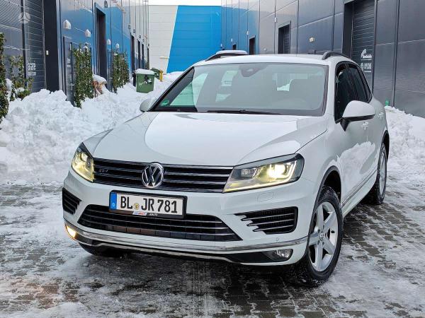 White Volkswagen Touareg 2015 in Klaipeda, with an engine capacity of 2.97 L and mileage of 292 thousand km for 13500 €, photo 9 on AUTOMOTO.COM.LV