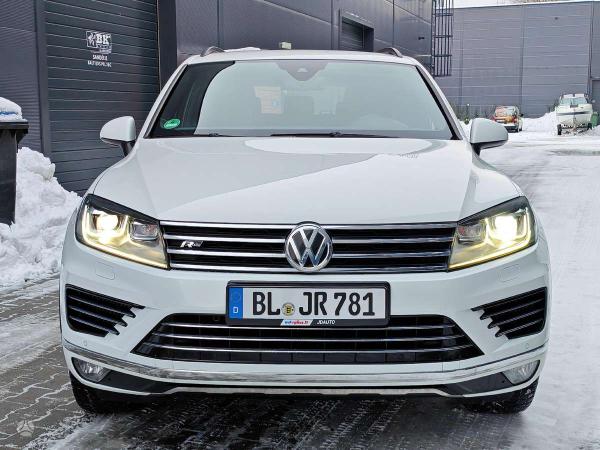 White Volkswagen Touareg 2015 in Klaipeda, with an engine capacity of 2.97 L and mileage of 292 thousand km for 13500 €, photo 10 on AUTOMOTO.COM.LV