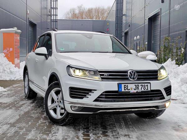 White Volkswagen Touareg 2015 in Klaipeda, with an engine capacity of 2.97 L and mileage of 292 thousand km for 14999 €, photo 1 on AUTOMOTO.COM.LV