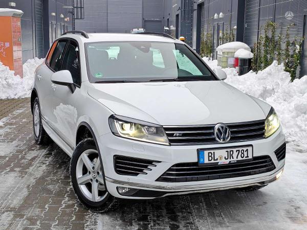 White Volkswagen Touareg 2015 in Klaipeda, with an engine capacity of 2.97 L and mileage of 292 thousand km for 14999 €, photo 2 on AUTOMOTO.COM.LV