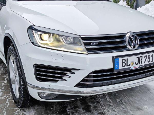 White Volkswagen Touareg 2015 in Klaipeda, with an engine capacity of 2.97 L and mileage of 292 thousand km for 14999 €, photo 3 on AUTOMOTO.COM.LV