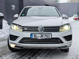 White Volkswagen Touareg 2015 in Klaipeda, with an engine capacity of 2.97 L and mileage of 292 thousand km for 14999 €, photo 4 on AUTOMOTO.COM.LV