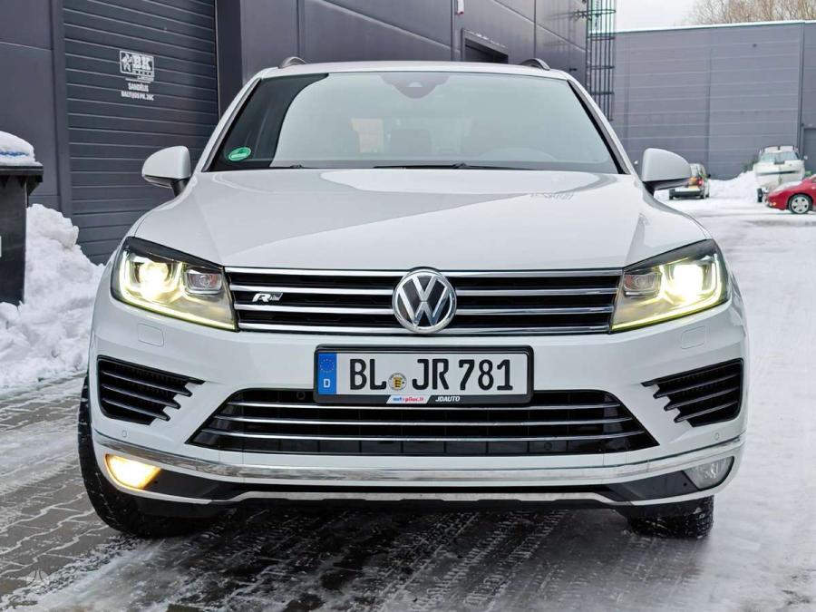 White Volkswagen Touareg 2015 in Klaipeda, with an engine capacity of 2.97 L and mileage of 292 thousand km for 14999 €, photo 4 on AUTOMOTO.COM.LV