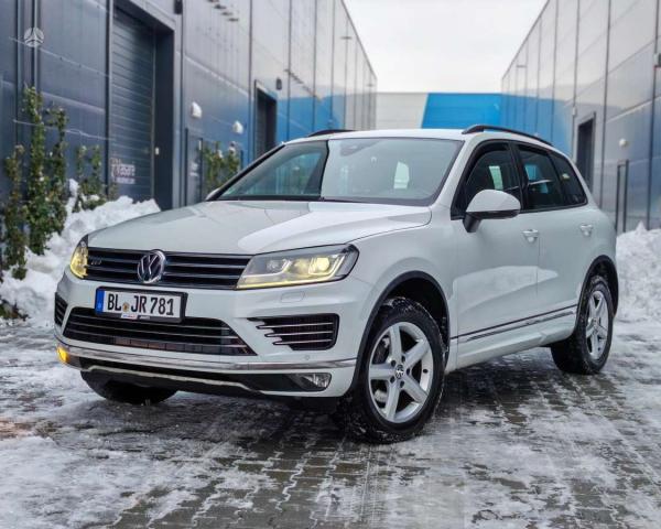 White Volkswagen Touareg 2015 in Klaipeda, with an engine capacity of 2.97 L and mileage of 292 thousand km for 14999 €, photo 6 on AUTOMOTO.COM.LV