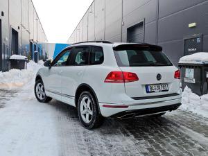 White Volkswagen Touareg 2015 in Klaipeda, with an engine capacity of 2.97 L and mileage of 292 thousand km for 14999 €, photo 9 on AUTOMOTO.COM.LV