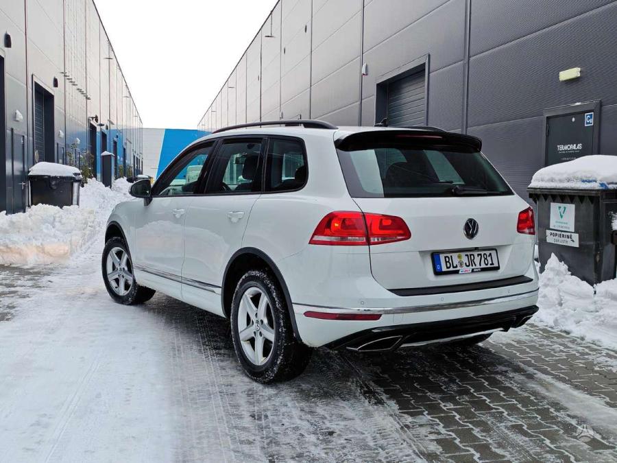White Volkswagen Touareg 2015 in Klaipeda, with an engine capacity of 2.97 L and mileage of 292 thousand km for 14999 €, photo 9 on AUTOMOTO.COM.LV
