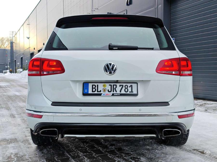 White Volkswagen Touareg 2015 in Klaipeda, with an engine capacity of 2.97 L and mileage of 292 thousand km for 14999 €, photo 10 on AUTOMOTO.COM.LV