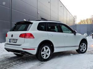 White Volkswagen Touareg 2015 in Klaipeda, with an engine capacity of 2.97 L and mileage of 292 thousand km for 14999 €, photo 13 on AUTOMOTO.COM.LV