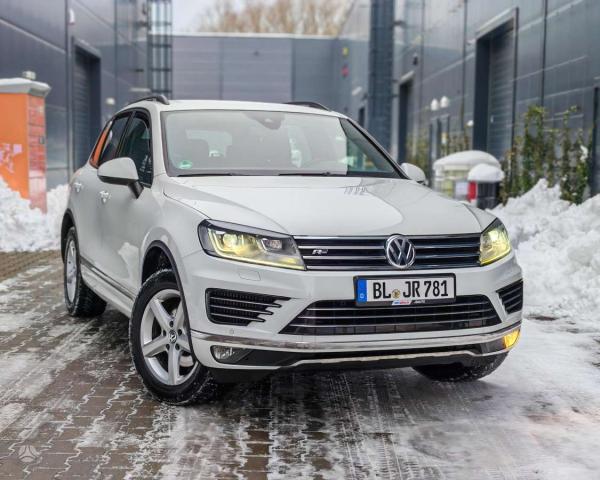 White Volkswagen Touareg 2015 in Klaipeda, with an engine capacity of 2.97 L and mileage of 292 thousand km for 14950 €, photo 1 on AUTOMOTO.COM.LV