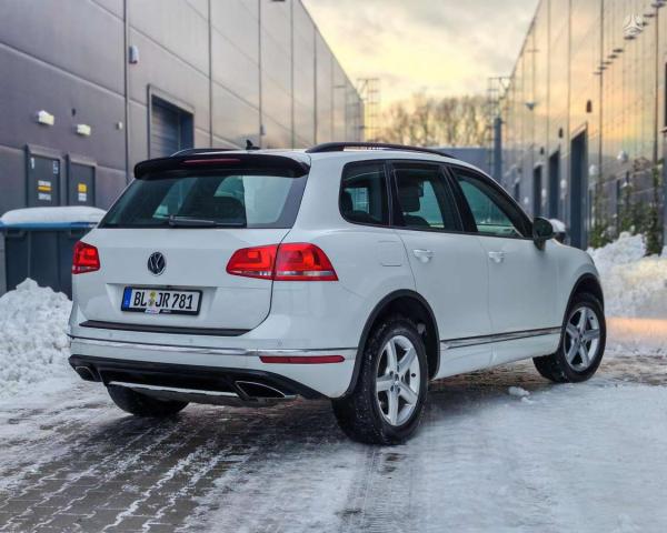 White Volkswagen Touareg 2015 in Klaipeda, with an engine capacity of 2.97 L and mileage of 292 thousand km for 14950 €, photo 3 on AUTOMOTO.COM.LV