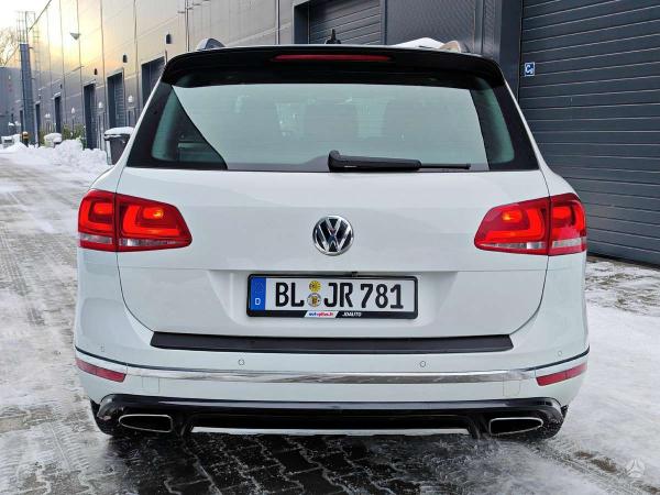 White Volkswagen Touareg 2015 in Klaipeda, with an engine capacity of 2.97 L and mileage of 292 thousand km for 14950 €, photo 4 on AUTOMOTO.COM.LV