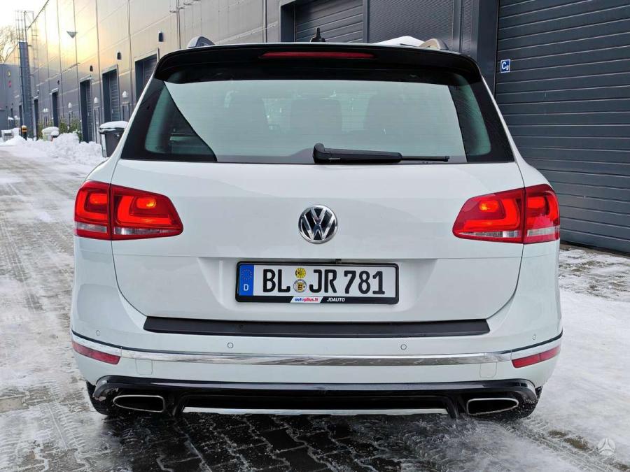 Balts Volkswagen Touareg 2015 Klaipėda, ar dzinēja tilpumu 2.97 L un nobraukumu 292 tūkst. km par 14950 €, foto 4 vietnē AUTOMOTO.COM.LV
