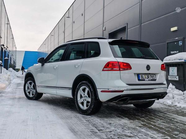 White Volkswagen Touareg 2015 in Klaipeda, with an engine capacity of 2.97 L and mileage of 292 thousand km for 14950 €, photo 5 on AUTOMOTO.COM.LV