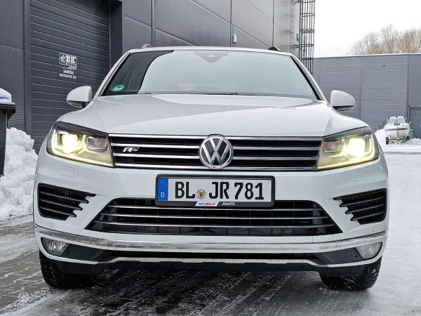 White Volkswagen Touareg 2015 in Klaipeda, with an engine capacity of 2.97 L and mileage of 292 thousand km for 14950 €, photo 7 on AUTOMOTO.COM.LV