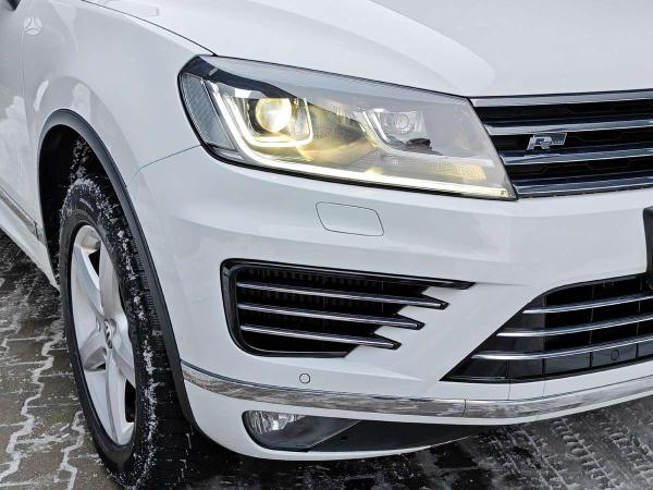 White Volkswagen Touareg 2015 in Klaipeda, with an engine capacity of 2.97 L and mileage of 292 thousand km for 14950 €, photo 9 on AUTOMOTO.COM.LV