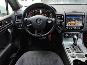 White Volkswagen Touareg 2015 in Klaipeda, with an engine capacity of 2.97 L and mileage of 292 thousand km for 14950 €, photo 21 on AUTOMOTO.COM.LV