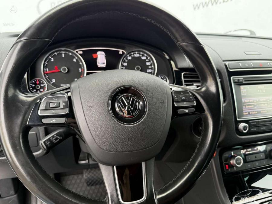 White Volkswagen Touareg 2015 in Klaipeda, with an engine capacity of 2.97 L and mileage of 242 thousand km for 13000 €, photo 20 on AUTOMOTO.COM.LV