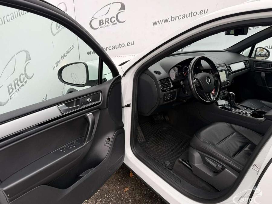 White Volkswagen Touareg 2015 in Klaipeda, with an engine capacity of 2.97 L and mileage of 242 thousand km for 13000 €, photo 22 on AUTOMOTO.COM.LV