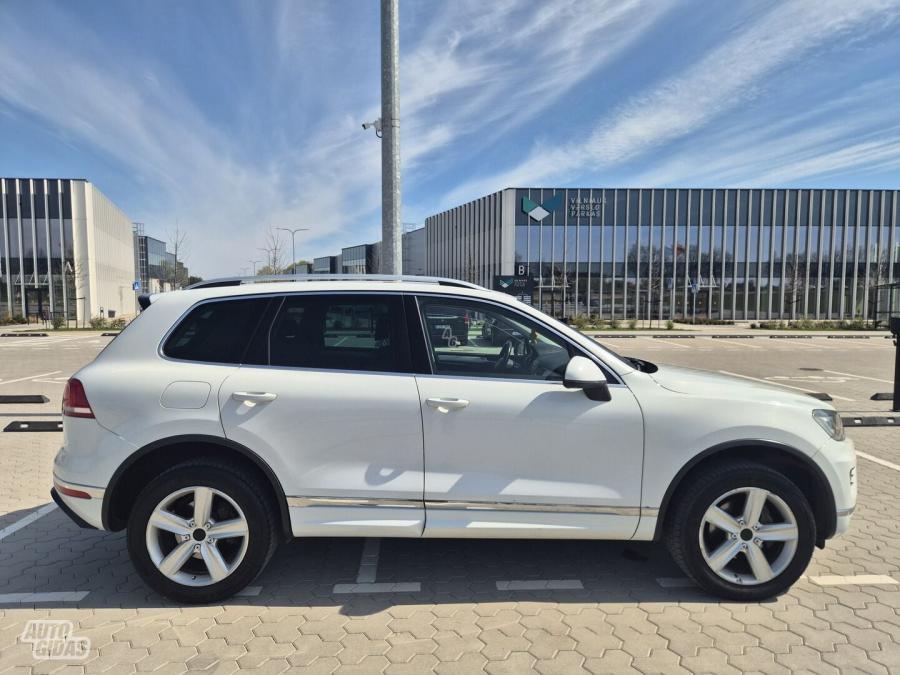 White Volkswagen Touareg 2015 in Vilnius, with an engine capacity of 3.00 L and mileage of 262 thousand km for 11200 €, photo 3 on AUTOMOTO.COM.LV
