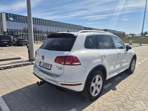 White Volkswagen Touareg 2015 in Vilnius, with an engine capacity of 3.00 L and mileage of 262 thousand km for 11200 €, photo 4 on AUTOMOTO.COM.LV